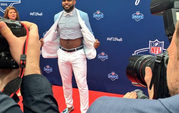 Ezekiel Elliot Made A Big Fashion Statement On The NFL Draft Red Carpet ...
