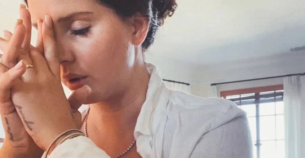 Did you know that Lana Del Rey lost her vape onstage | The FADER