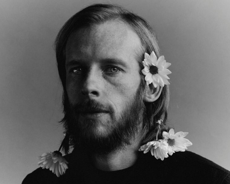 Kevin Devine shares acoustic version of “How Can I Help You?” | The FADER